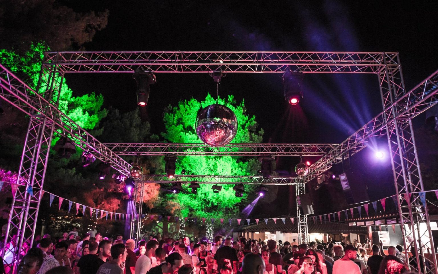 Barbarellas Discotheque - Undeniable 80's Nostalgia | On The Beating Travel